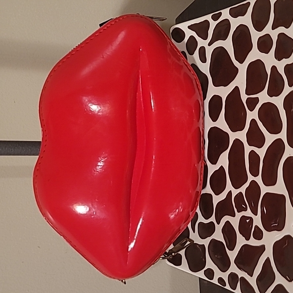 No Brand | Bags | Red Lips Crossbody Bag W Gold Chain | Poshmark